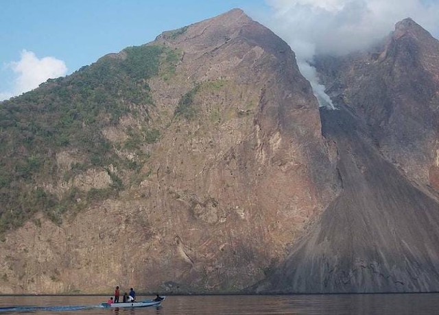 Gunung Api Batutara-Lembata Erupsi, Lontarkan Abu Vulkanik Setinggi 1. ...