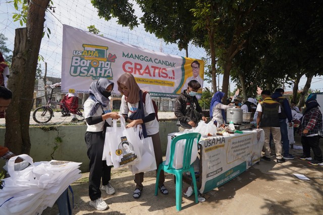 UMKM Binaan Airlangga Borong Dagangan PKL di Bandung, Dikira Kampanye Capres | kumparan.com