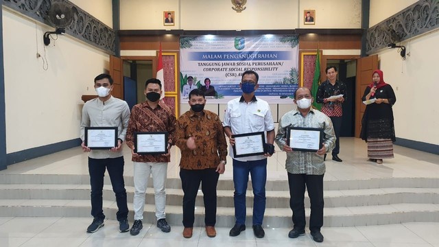 Pertamina Raih CSR Award dari Pemkab Sintang | kumparan.com