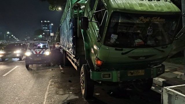 Motor Tabrak Truk di Dekat Gedung DPR, Pengemudi Luka-luka | kumparan.com