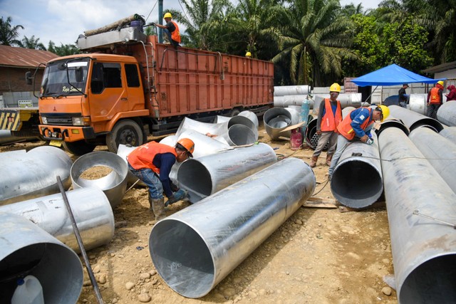 Foto: Pemasangan Pipa Distribusi Air Bersih di Binjai | kumparan.com