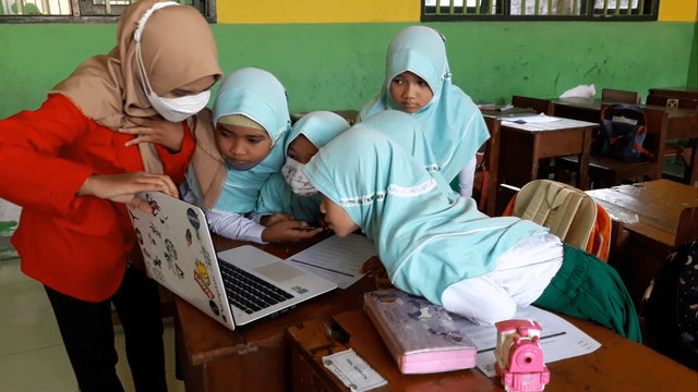 Bentuk Pengabdian Mahasiswa Lakukan PTM dengan Blended Learning | kumparan.com