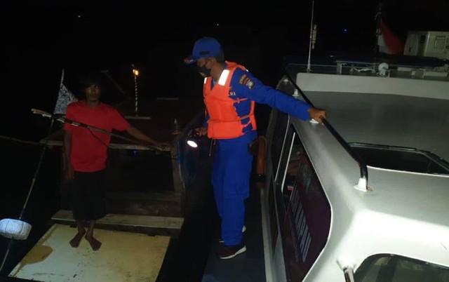 Kisah Nelayan Karimun Alami Perahu Bocor di Tengah Gelombang Tinggi ...