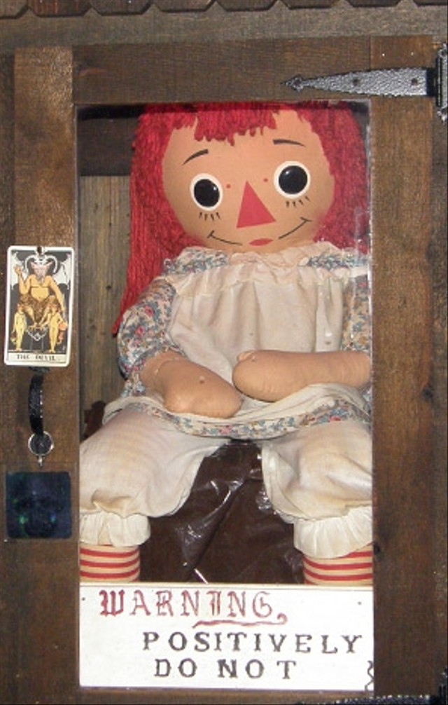 6 Boneka Arwah Paling Terkutuk di Dunia | kumparan.com