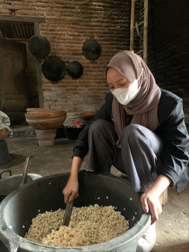 PMM 71 Bantu UMKM Brondong Ketan dalam Pembuatan Produk dan Pemasaran ...