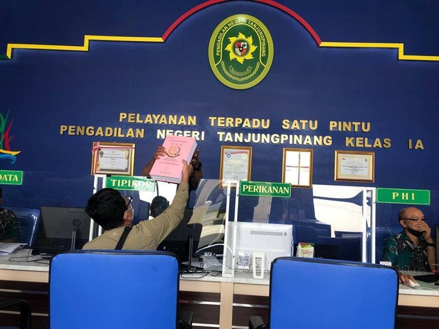 Berkas Korupsi Dana BOS SMA 1 Batam Dilimpahkan ke Pengadilan Tipikor ... Berkas Korupsi Dana BOS SMA 1 Batam Dilimpahkan ke Pengadilan Tipikor ...