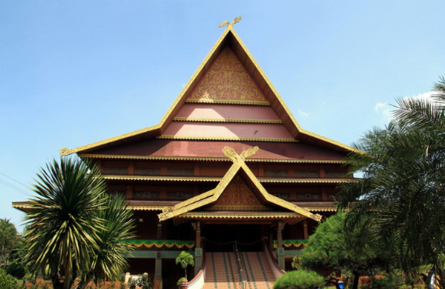 3 Nama Rumah Adat Kepulauan Riau Terpopuler | kumparan.com