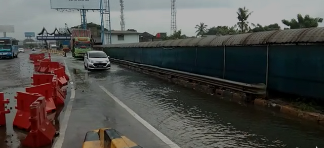 Sejumlah Tol di Jakarta Tergenang Banjir Usai Hujan Deras | kumparan.com