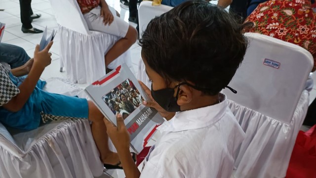 Tinjau Vaksinasi Anak di Solo, Puan Bagikan Buku Tulis Bergambar ... Tinjau Vaksinasi Anak di Solo, Puan Bagikan Buku Tulis Bergambar ...