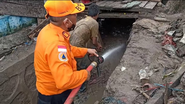 Drainase Tersumbat Jadi Penyebab Banjir Dadakan di Pasar Indra Sari | kumparan.com