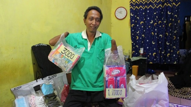 Keterbatasan Fisik Tidak Halangi Kegigihan Ali | kumparan.com Keterbatasan Fisik Tidak Halangi Kegigihan Ali | kumparan.com