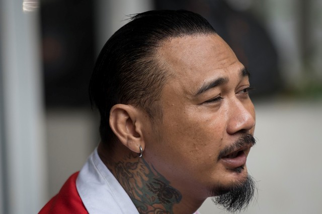 Usai Sidang, Jerinx Tunjukkan Foto Penghina Jokowi, Sebut Mirip Adam ... Usai Sidang, Jerinx Tunjukkan Foto Penghina Jokowi, Sebut Mirip Adam ...