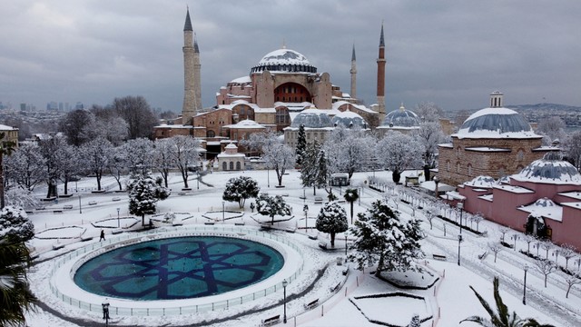 Foto: Salju Tebal Menyelimuti Sejumlah Landmark di Istanbul, Turki ...