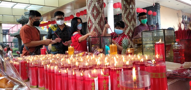 Foto: Suasana Imlek di Vihara Sakyakirti Jambi | kumparan.com