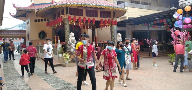 Foto: Suasana Imlek di Vihara Sakyakirti Jambi | kumparan.com