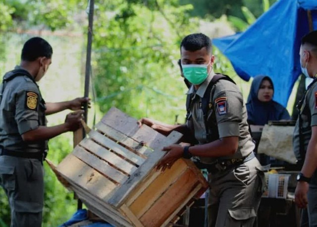 PKL Siram Personel Satpol PP Padang dengan Minyak Goreng Panas Saat Penertiban | kumparan.com