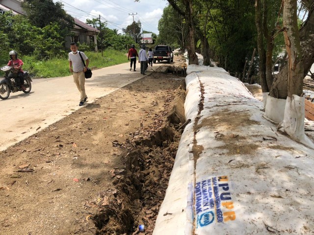 Pemasangan Geobag di Sintang Tinggal Finishing, Realisasi Anggaran ...