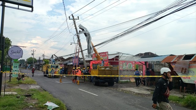 Tiang Listrik di Bantul Patah Akibat Diterjang Hujan Deras dan Angin Ribut | kumparan.com