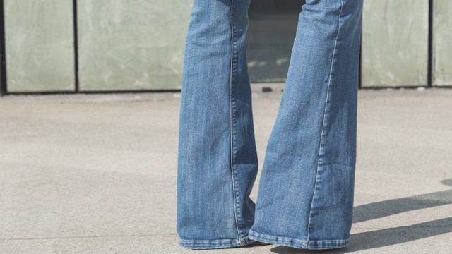 Kembali Tren, Ini 5 Inspirasi Tampil Gaya dengan Celana Cutbray | kumparan.com