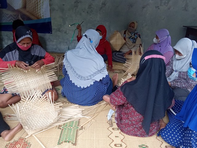 Meningkatkan Keterampilan Pengrajin Bambu, KKN 203 UMY Mengadakan ...