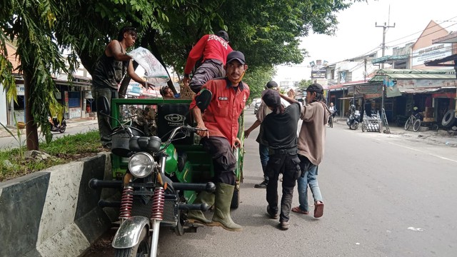 Peduli Lingkungan, Anak Punk di Majalengka Gelar Aksi Bersih-bersih ...
