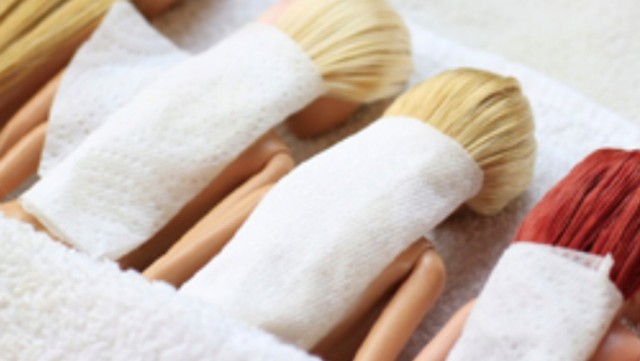 Catat Moms, Ini Cara Buat Rambut Boneka Barbie yang Kusut jadi Bagus ...