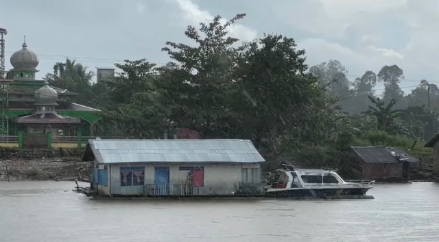 Budaya Rumah Apung Lanting yang Mulai Punah di Kalimantan | kumparan.com