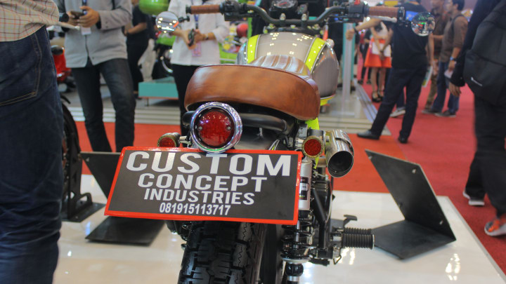 Tampil Nyentrik, Kawasaki W175 Flat Tracker Sedot Perhatian di GIIAS ...