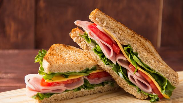 Cara Membuat Sandwich Isi Ayam untuk Menu Sarapan | kumparan.com
