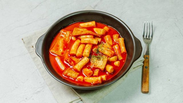 Cara Membuat Topokki yang Pedas ala Drama Korea | kumparan.com