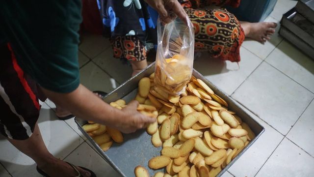 Resep Kue Kering Lebaran: Lidah Kucing Premium yang Lembut | kumparan.com
