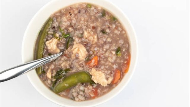 Resep MPASI 9 Bulan: Nasi Tim Beras Merah Ati Ayam | kumparan.com