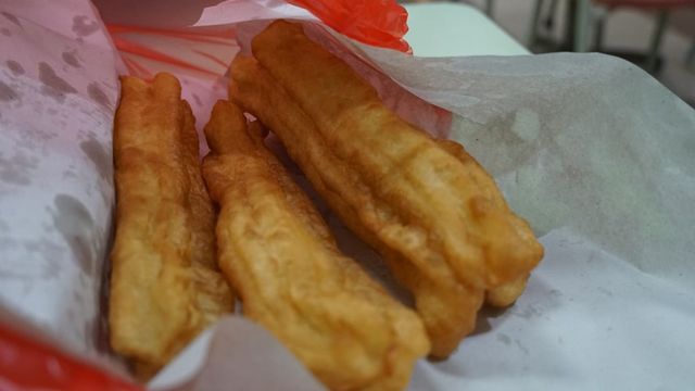 Cara Membuat Cakwe yang Lembut, Lengkap dengan Saus Asam Manis ...