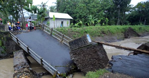 Jembatan Roboh: Berita Jembatan Roboh Terbaru dan Terupdate - kumparan