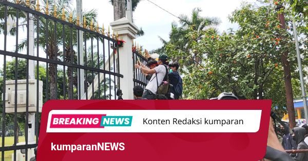 Massa Jebol Pagar Gedung DPR