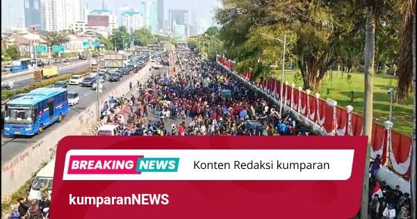 Massa Gelar salat Ashar Berjemaah di Depan DPR Massa Gelar salat Ashar Berjemaah di Depan DPR