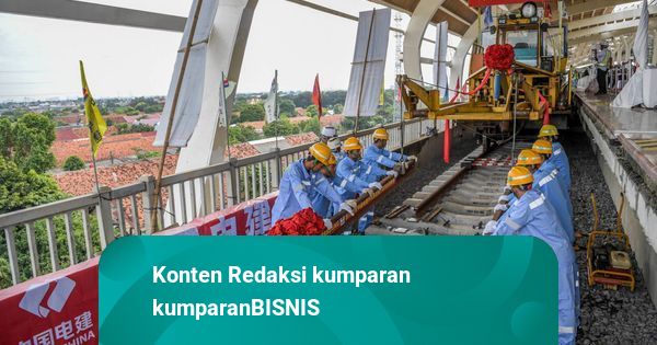 Foto: Pemasangan Rel Kereta Cepat Jakarta-Bandung (KCJB) di Stasiun ...