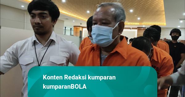 Polri Serahkan Vigit Waluyo cs, Tersangka Match Fixing Liga 2, ke ...