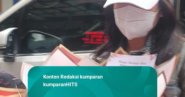 Laura Besuk Nikita Mirzani di Rutan: Bawa Buket Bunga 'I Love You So ...