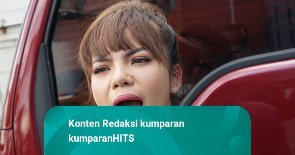 Kecewa PPKM Diperpanjang, Dinar Candy Turun ke Jalan Hanya Pakai Bikini ...