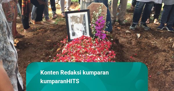 Suasana Pemakaman Ari Malibu: Istri Menangis dan Anak Hampir Pingsan ...