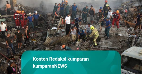 Foto: Pencarian Korban Ledakan Gudang Kembang Api di Armenia | kumparan.com