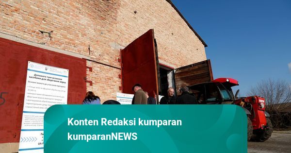 Foto: Petani Ukraina Beralih Menyimpan Gandum ke Gudang yang Dipasok ...