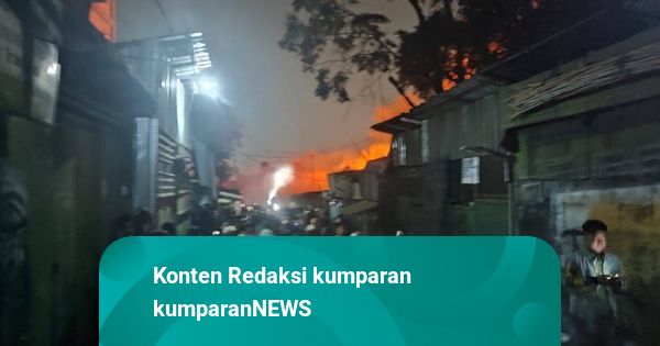 Pasar Sadang Serang di Bandung Terbakar, Warga Menyemut Ambil Foto ...
