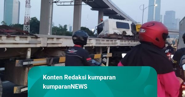 Truk Kontainer Terguling di Fly Over Kuningan, Lalin Arah Semanggi ...