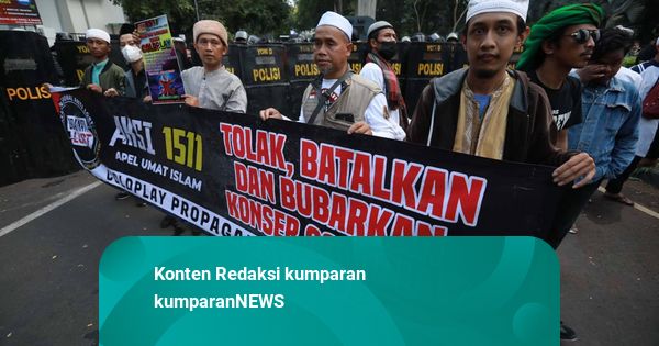 Massa Tolak Coldplay Pindah ke DPR Usai Pastikan Tak Ada Simbol LGBT di ...