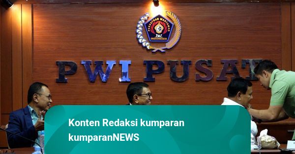 Momen Prabowo Lepaskan Pin Kemhan Saat Diundang sebagai Capres oleh PWI ...