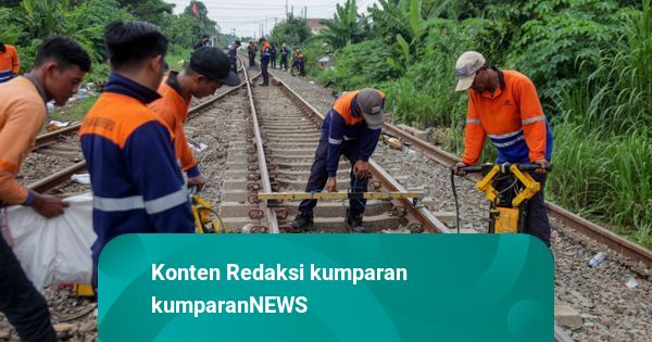 Foto: Perbaikan Rel Kereta Api yang Rusak di Stasiun Tanggulangin ...