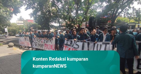 Mahasiswa ITB Demo UKT Pinjol di Rektorat, Bawa Poster 'Institut Tapi ...