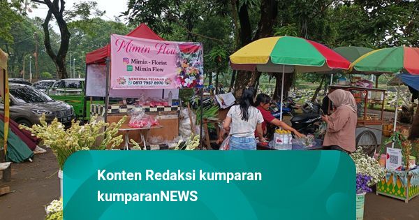 Berkah Bagi Pedagang Bunga di TPU Tanah Kusir Jelang Ramadan | kumparan.com